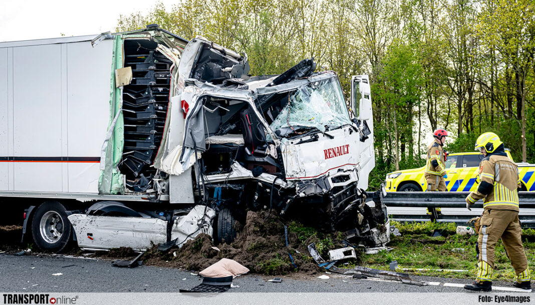 Twee gewonden bij ongeval met drie vrachtwagens op A59 [+foto’s&video] | Transport Online