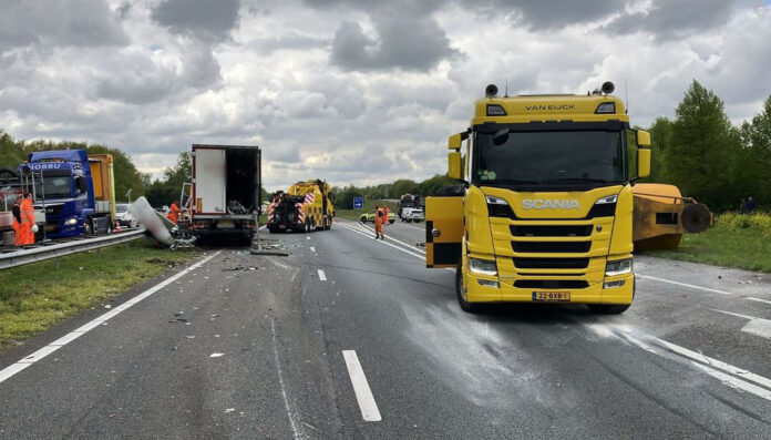 Twee gewonden bij ongeval met drie vrachtwagens op A59 [+foto’s&video] | Transport Online