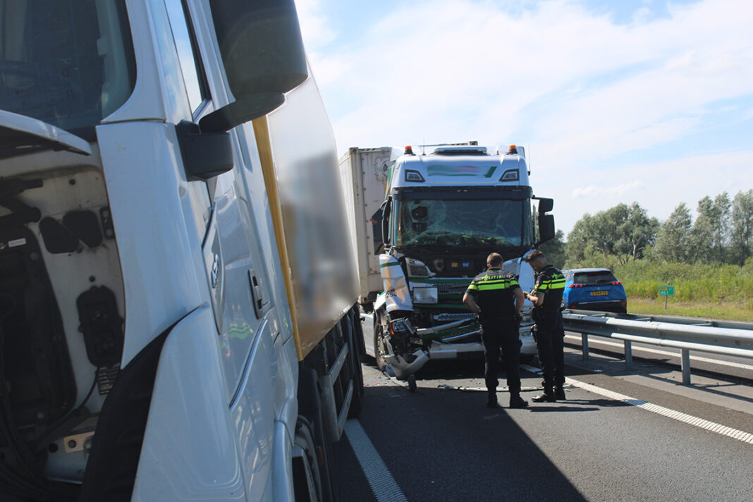 Aanrijding met twee vrachtwagens op N59 [+foto’s] | Transport Online