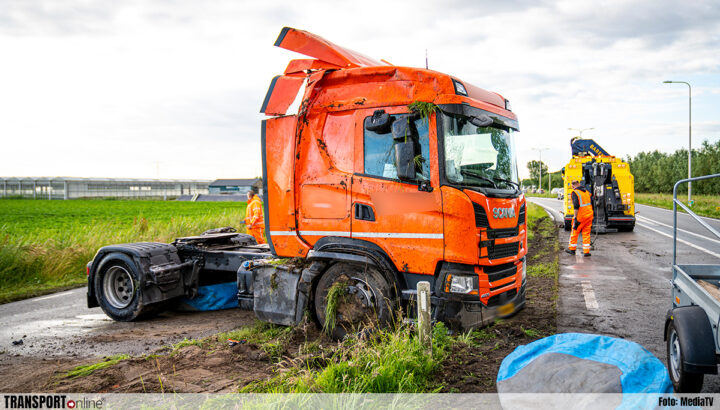 Vrachtwagen trekker gekanteld na aanrijding op N217 [+foto] | Transport Online