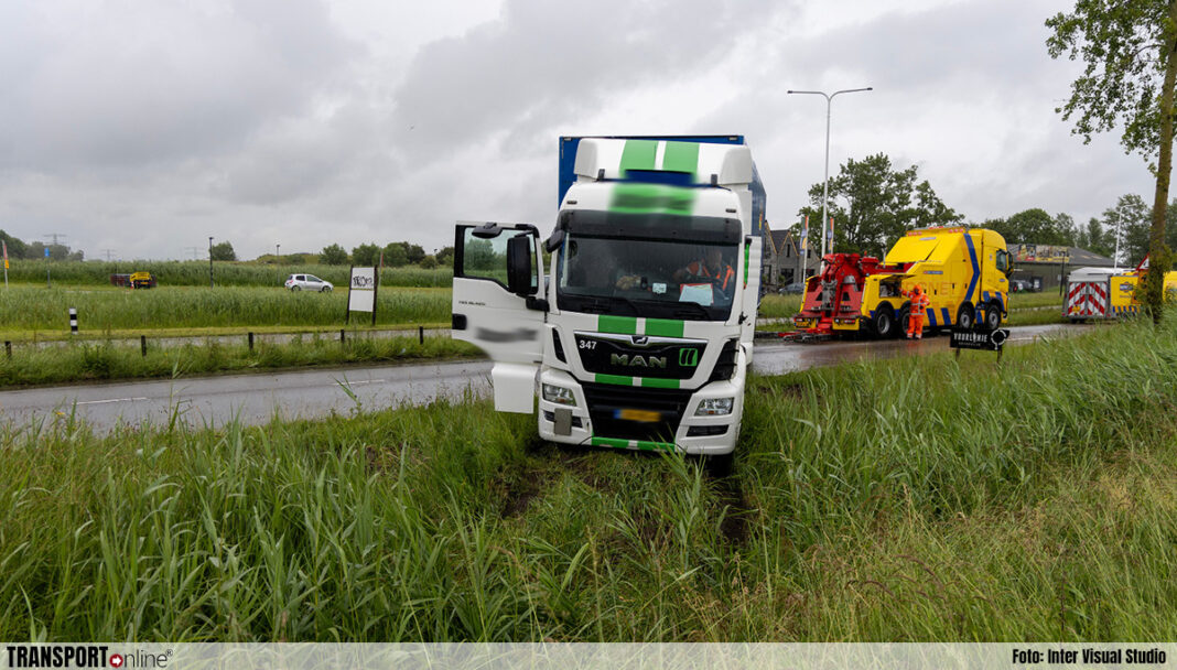 Vrachtwagen van de weg geraakt in Beverwijk [+foto’s] | Transport Online