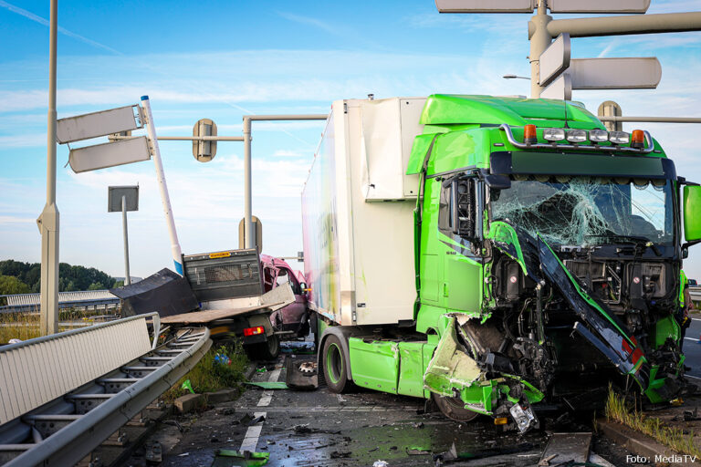 Ravage na aanrijding bestelwagen en vrachtwagen op N209 [+foto] | Transport Online