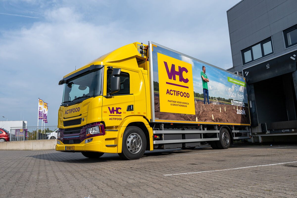 Twee nieuwe Scania 25P BEV 4×2 voor VHC ActiFood | Transport Online