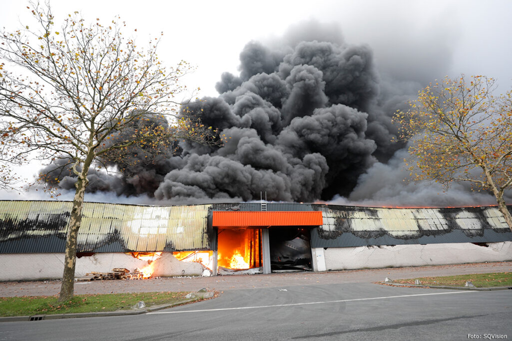 Brand Roosendaal onder controle, wel nog veel rook bij blussen [+foto’s ...