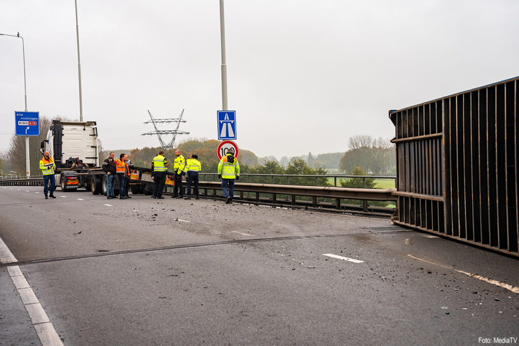 Vrachtwagen verliest zeecontainer in Rotterdam [+foto’s] | Transport Online