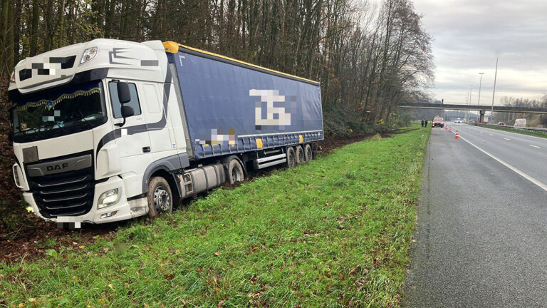 Vrachtwagen van de weg geraakt langs A73 | Transport Online