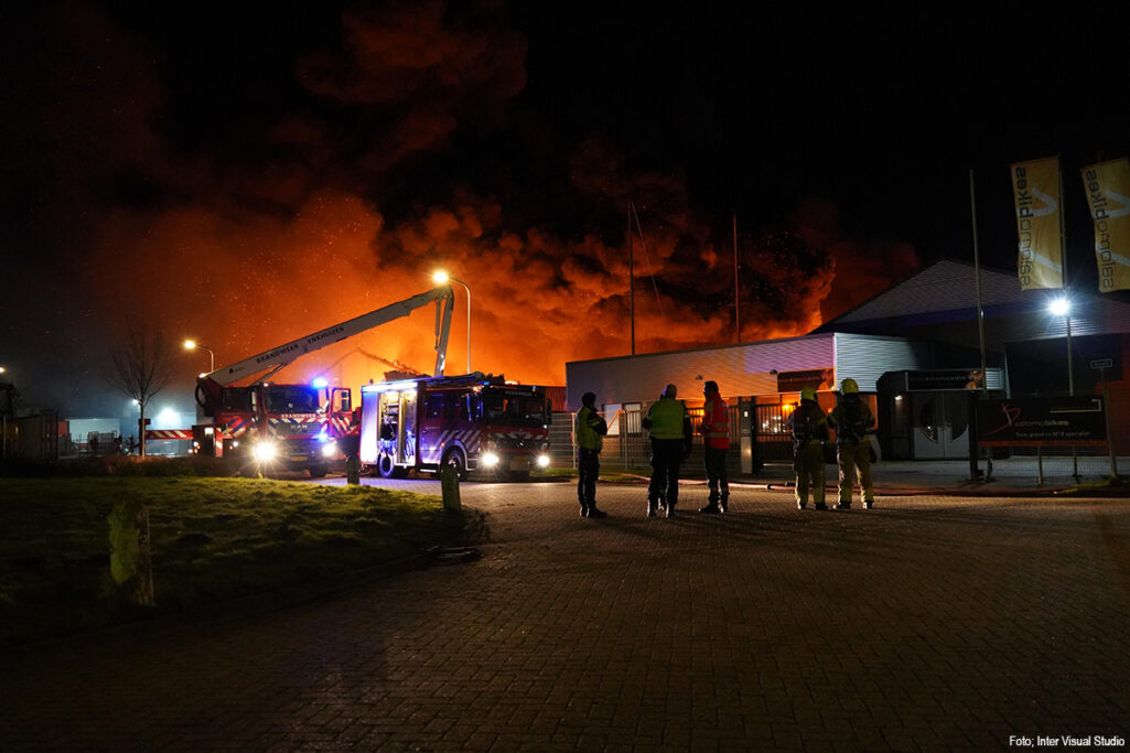 Grote brand uitgebroken in bedrijfspand Medemblik [+foto’s] | Transport Online