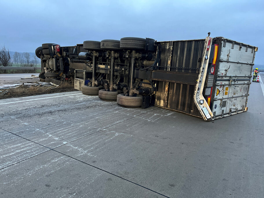 Vrachtwagen op midden geleiderail gekanteld op Duitse A38 [+foto’s] | Transport Online