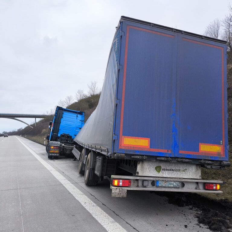 Dronken vrachtwagenchauffeur verliest controle over vrachtwagen met… bier! [+foto’s] | Transport ...