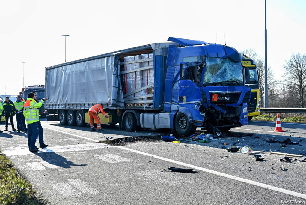 Aanrijding met twee vrachtwagens op A16 [+foto’s] | Transport Online