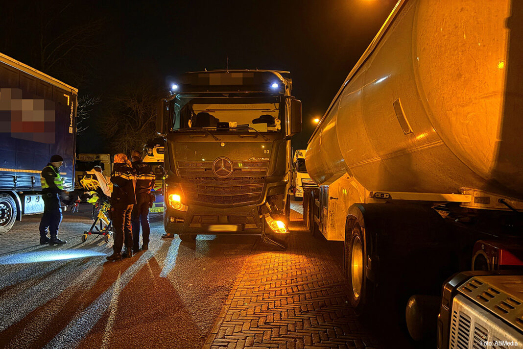 Vrachtwagen rijdt middengeleider uit de grond op A28 [+foto’s] | Transport Online