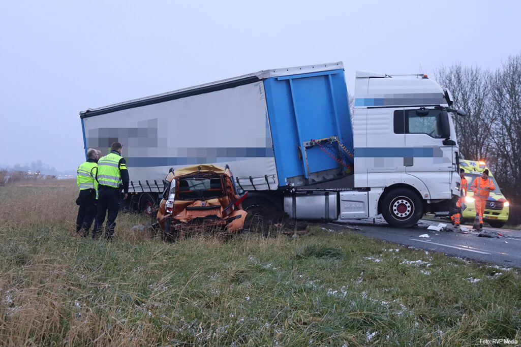 Aanrijding met meerdere auto’s en vrachtwagen op N9 [+foto’s] | Transport Online