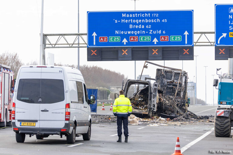 A2 bij Nieuwegein tot begin avond dicht na dodelijk ongeval vrachtwagen en bestelbus [+foto ...