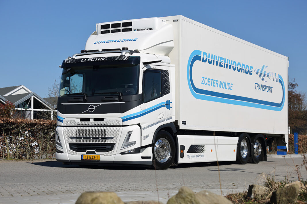 Duivenvoorde Transport uit Zoeterwoude neemt eerste elektrische Volvo FM 6×2 koelwagen in ...