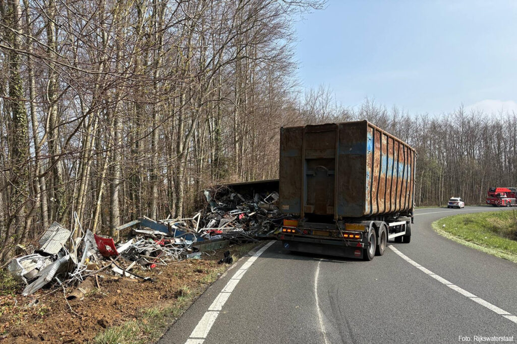Vrachtwagen met oud ijzer gekanteld op A76 [+foto’s] | Transport Online