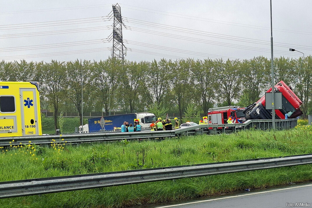 Vrachtwagen gekanteld op A15 [+foto’s] | Transport Online
