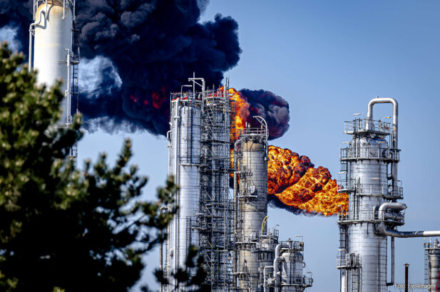 Affakkelen zorgt voor veel rook bij Shell Moerdijk, situatie onder ...