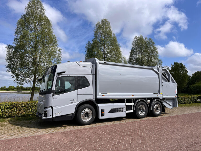 HVC zamelt grofvuil in met eerste Volvo FM Low Entry-trucks van ...