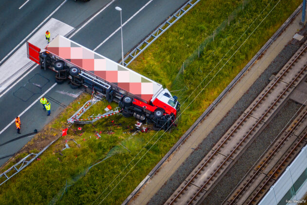 Vrachtwagen gekanteld op A4 door dronken automobilist [+foto’s] | Transport Online