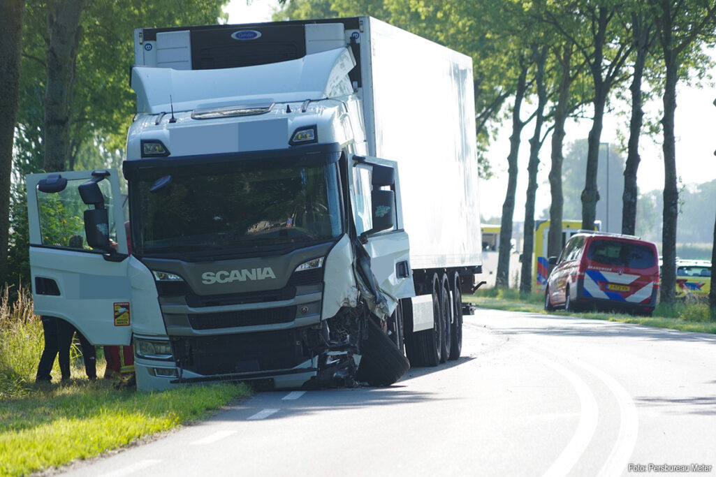 Dode bij ernstig ongeval tussen auto en vrachtwagen op N969 [+foto’s] | Transport Online