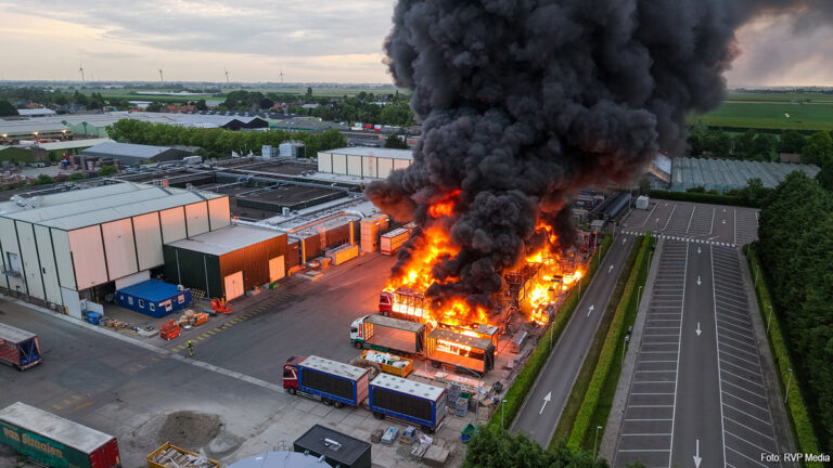 Acht vrachtwagens in brand bij Plukon in Blokker [+foto’s] | Transport ...