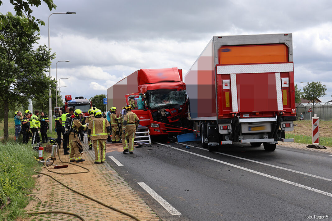 Ernstige aanrijding met twee vrachtwagens op N223 in Maasdijk [+foto’s] | Transport Online