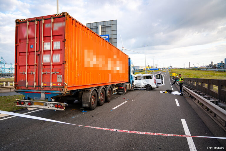 Ernstig ongeval met Pools personenbusje en vrachtwagen op Maasvlakte: vier gewonden, weg ...