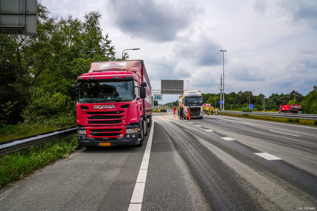 Aanrijding met twee vrachtwagens op A58, één vrachtwagen lekt lading [+foto’s] | Transport Online