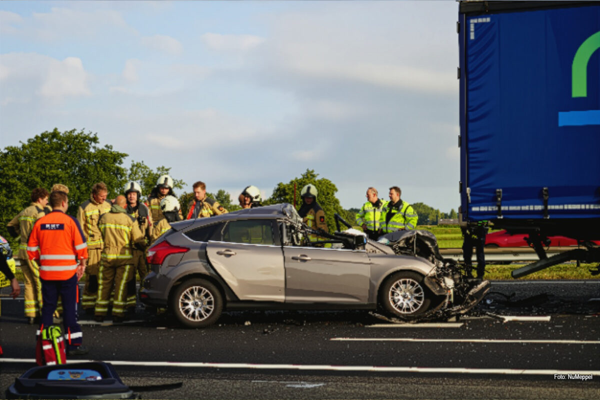 Dode en gewonde nadat auto achterop vrachtwagen botst op A28 [+foto’s] | Transport Online