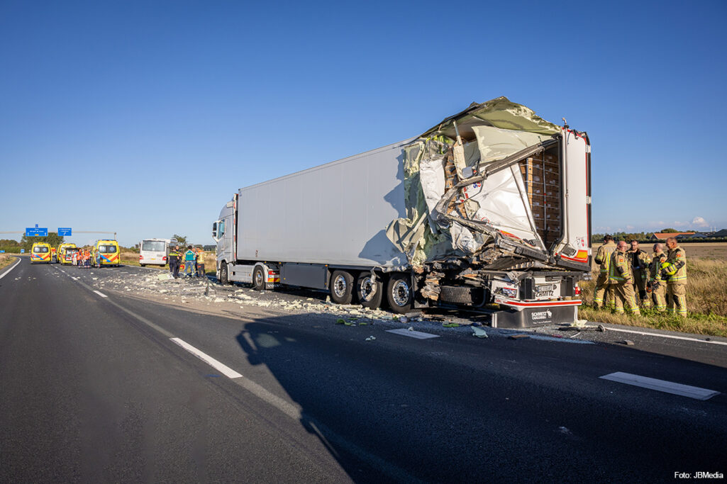Bus botst achterop vrachtwagen op N62: meerdere gewonden, traumahelikopters ingezet [+foto’s ...