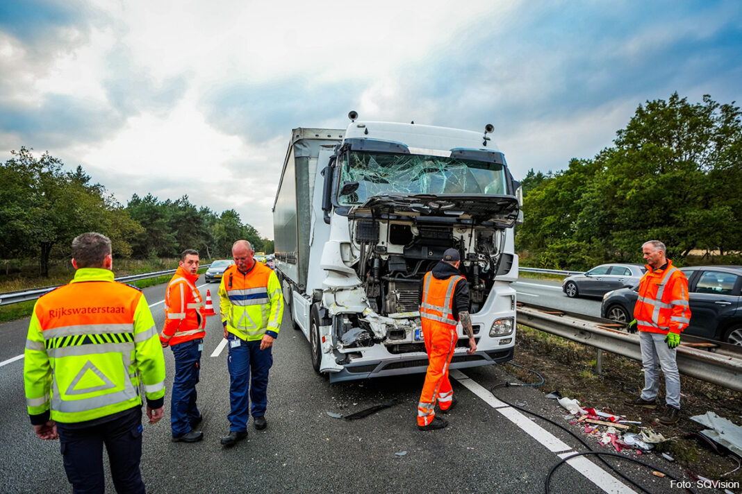 Vrachtwagen botst achter op volle touringcar op A67 [+foto’s] | Transport Online