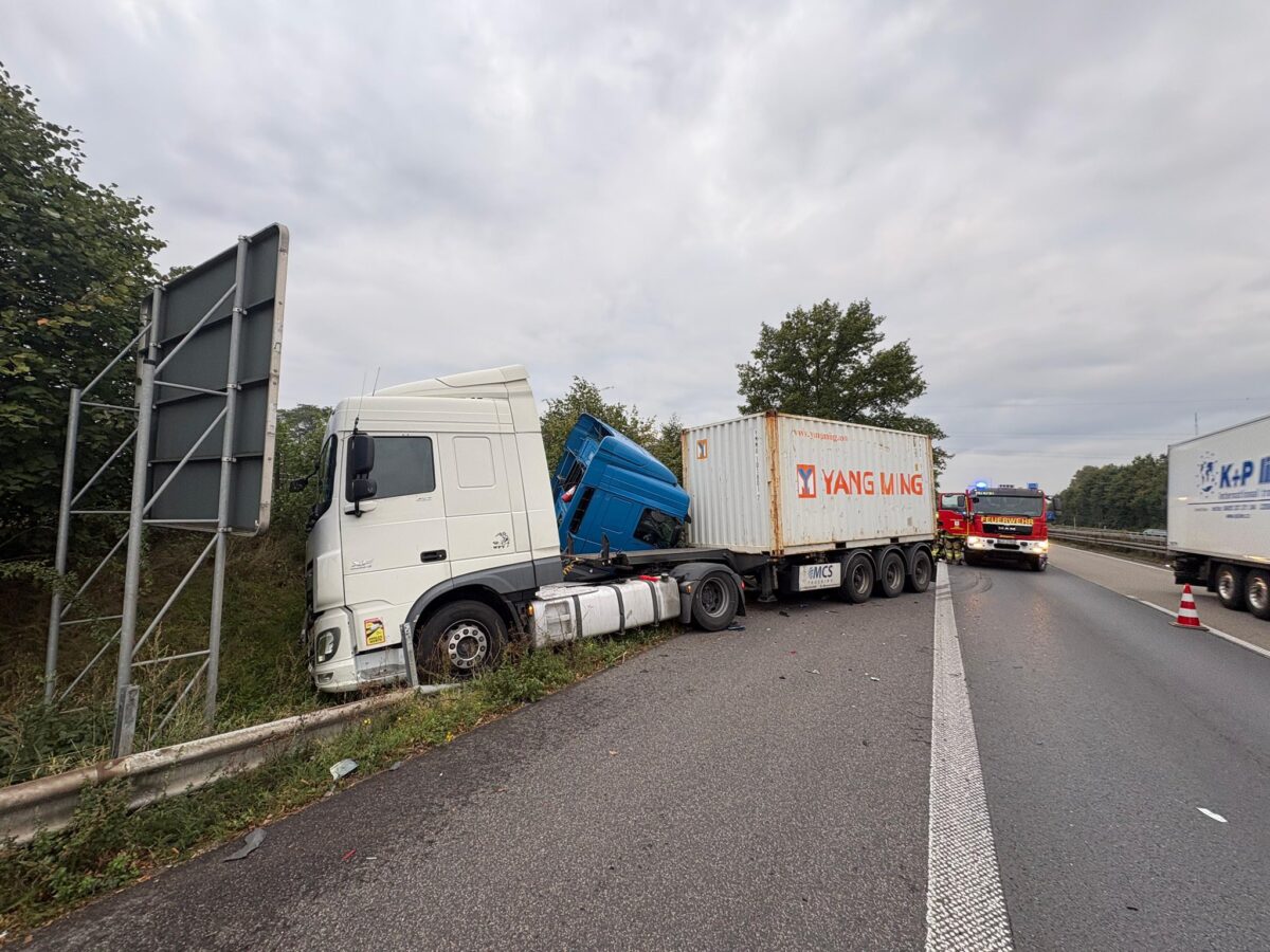 Aanrijding met twee vrachtwagens op A67 [+foto’s] | Transport Online