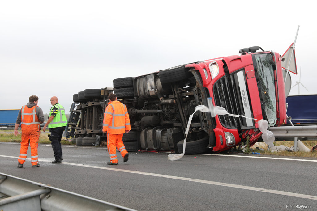 Vrachtwagen gekanteld op A4 [+foto’s] | Transport Online