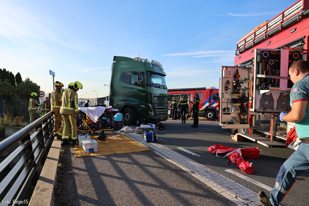 Fietser zwaargewond na aanrijding met vrachtwagen in De Lier | Transport Online