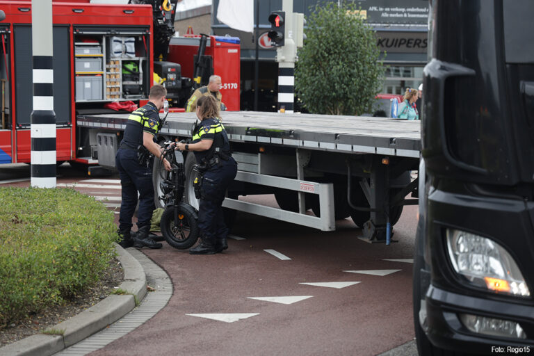Twee zwaargewonden na aanrijding fatbike en vrachtwagen in Leidschendam | Transport Online