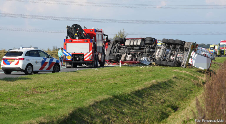 Vrachtwagen gekanteld na ernstig ongeval, één dode en één zwaargewonde | Transport Online