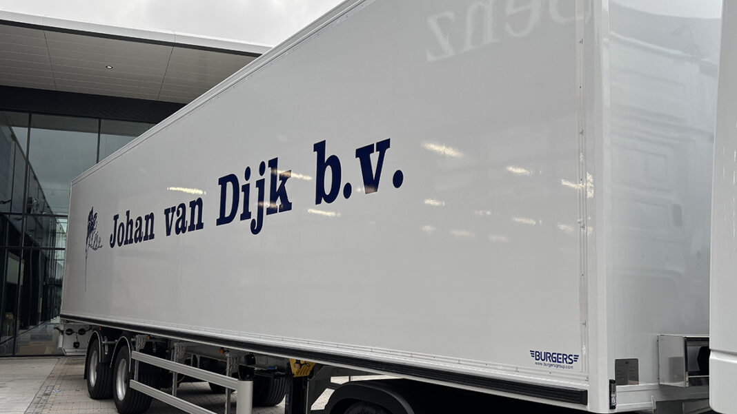 Johan van Dijk ontvangt de eerste van vijf nieuwe Mercedes Actros F en ...