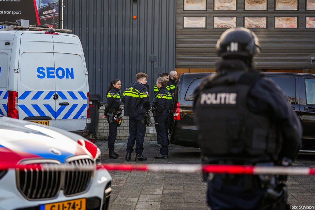 Inval bij transportbedrijf in Eindhoven: politie bewaakt pand hele ...