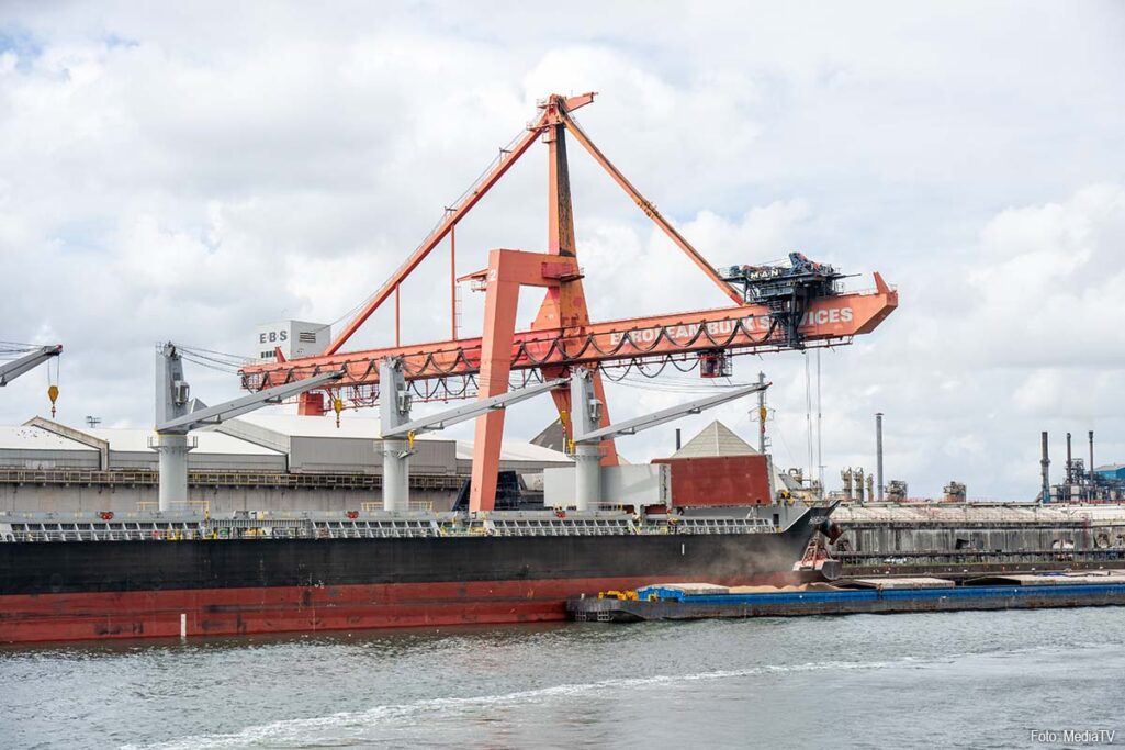 Mogelijk geuroverlast bij lossen schip met broeiende houtpellets in ...