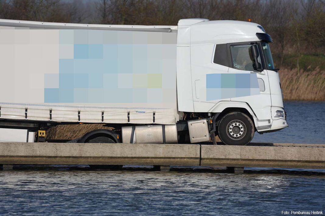 Vrachtwagen zakt door brug op fietspad in de Biesbosch [+foto’s ...