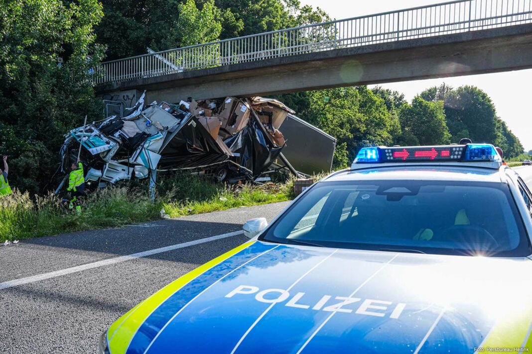 Twee doden nadat vrachtwagen tegen brug botst op Duitse A2 bij Hannover ...
