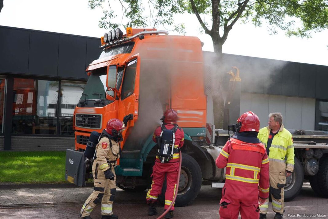 Brand in cabine van vrachtwagen op Koningsweg in Groningen | Transport ...
