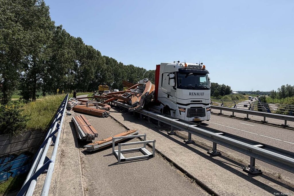 Vrachtwagen verliest festivaltent op viaduct boven N279 bij Beek en ...
