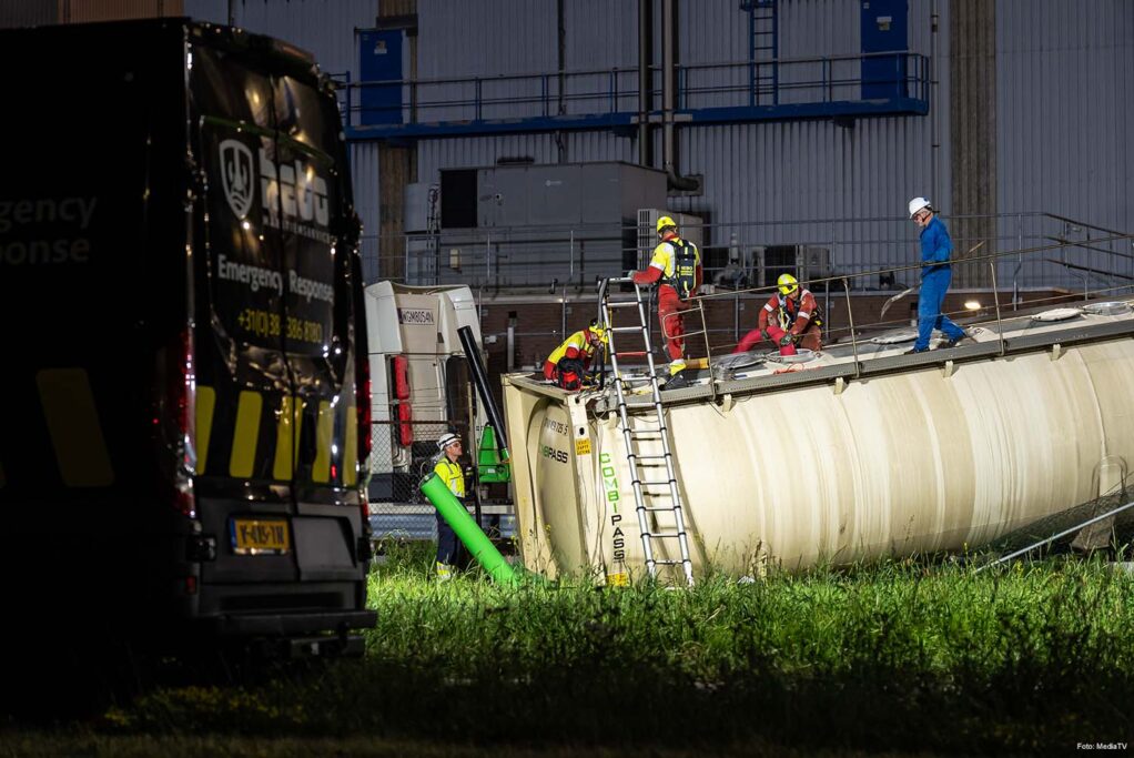 Tankcontainer urenlang vast op leidingtracé na ongeval in Botlek ...